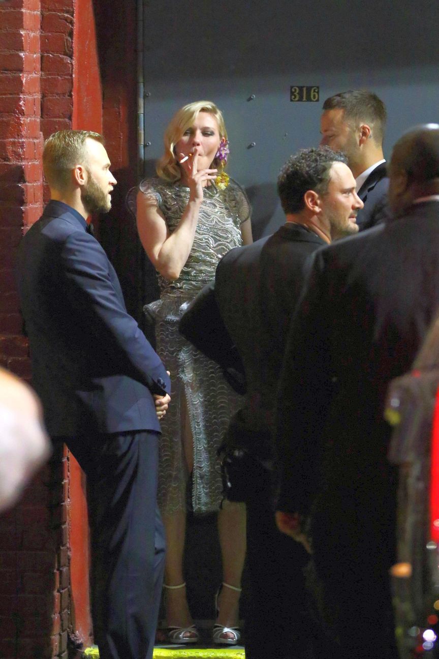 Smoking Celebs: Click image to close this window